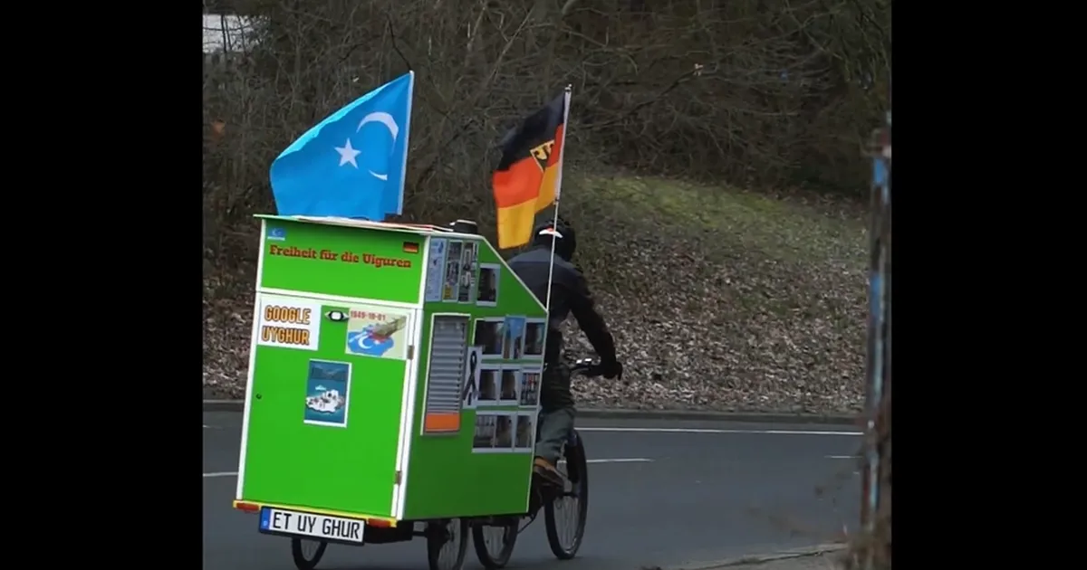 Çin'in Uygur zulmünü duyurmak için Almanya'da şehir şehir dolaşıyor ...
