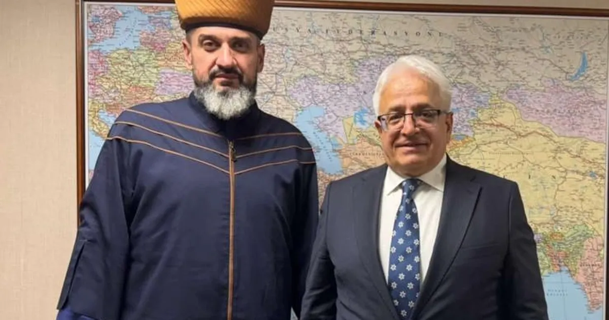 Kırım Müftüsü Ayder Rüstemov ve TİKA Başkan Yardımcısı Mahmut Çevik bir ...
