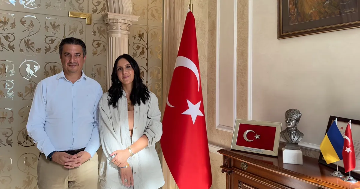 Büyükelçi Güldere, Kırım Tatar şarkıcı Camala ile bir araya geldi - QHA ...