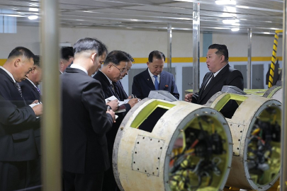 Kuzey Kore diktatörü Kim Jong-un füze ve mühimmat üretiminin ...